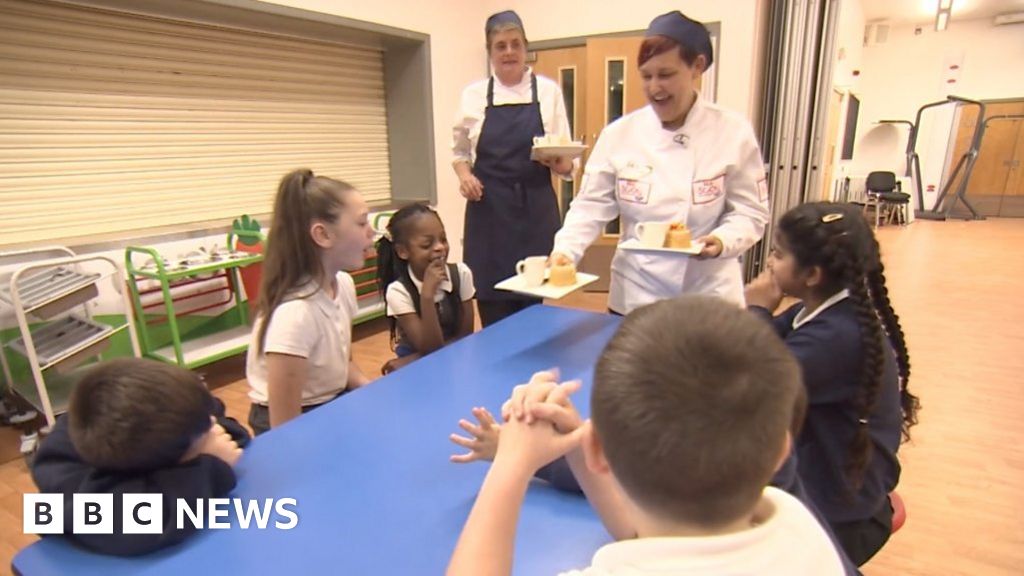 London's best school chef serves dinner with a smile - BBC News