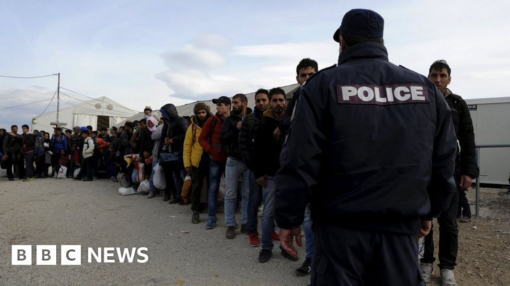 US governors move to block Syrian refugees - BBC News