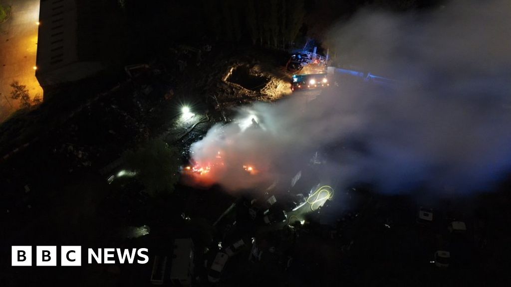 Fire crews tackle blaze at Dudley scrapyard - BBC News
