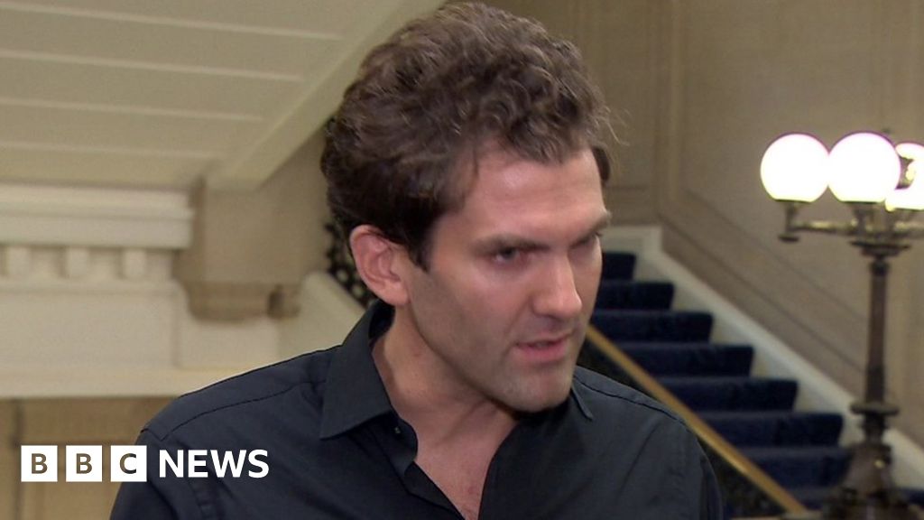 Donkey rape story man runs for UKIP leadership - BBC News