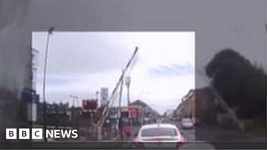 Police issue level crossing warning - BBC News
