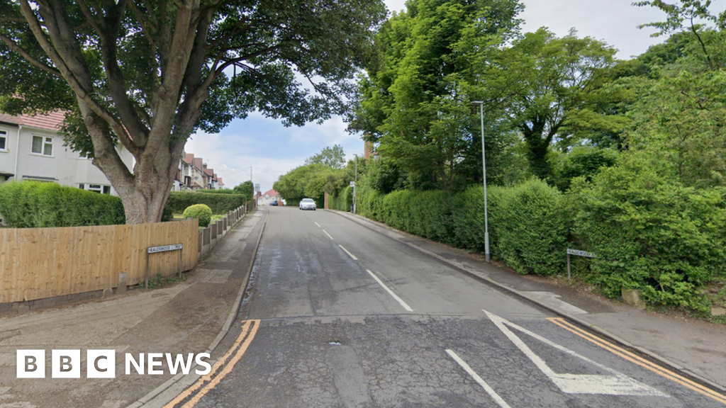 Skegby: Man dies in hospital 11 days after crash - BBC News