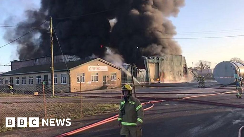 Stalbridge fire: Blaze breaks out at industrial unit - BBC News