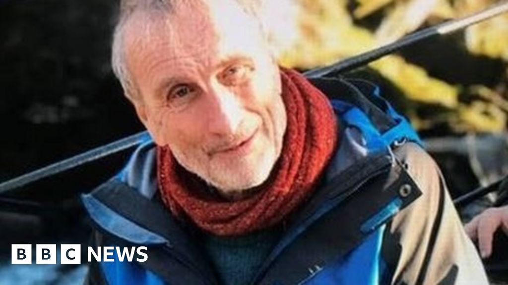 David McCartney: Huge search for missing Yorkshire Dales walker - BBC News