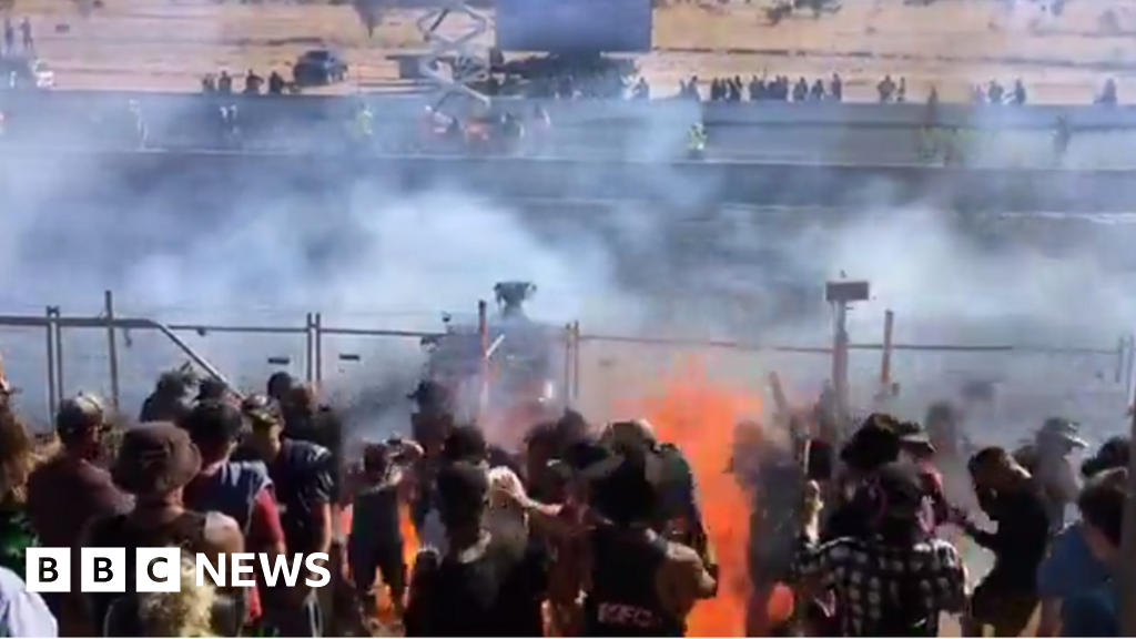 Burning fuel hits crowd at Australian motoring event - BBC News