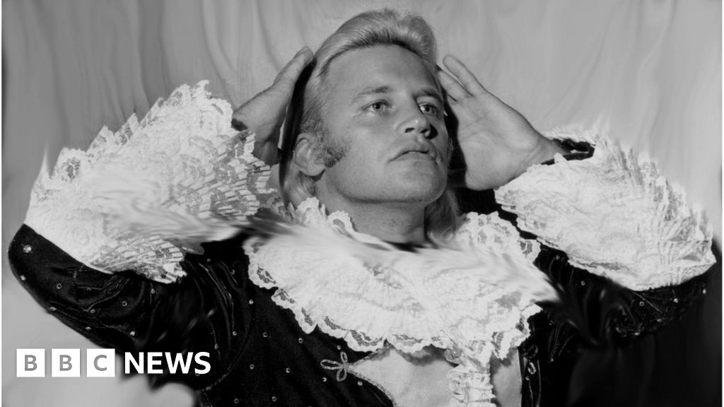 Welsh wrestler Exotic Adrian Street in action in America - BBC News