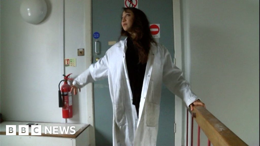 Merritt Moore: The professional ballerina and quantum physicist - BBC News