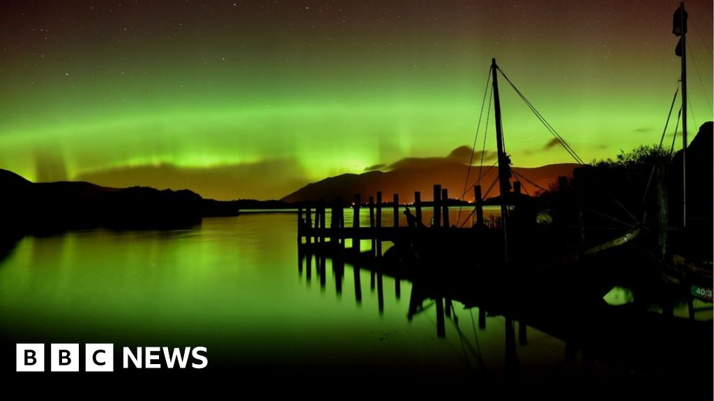 Northern lights display captured over England - BBC News