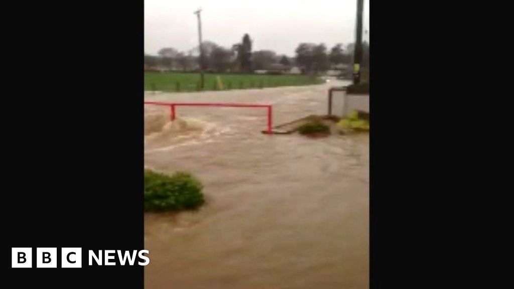 Fast-flowing flood water in Tarland - BBC News