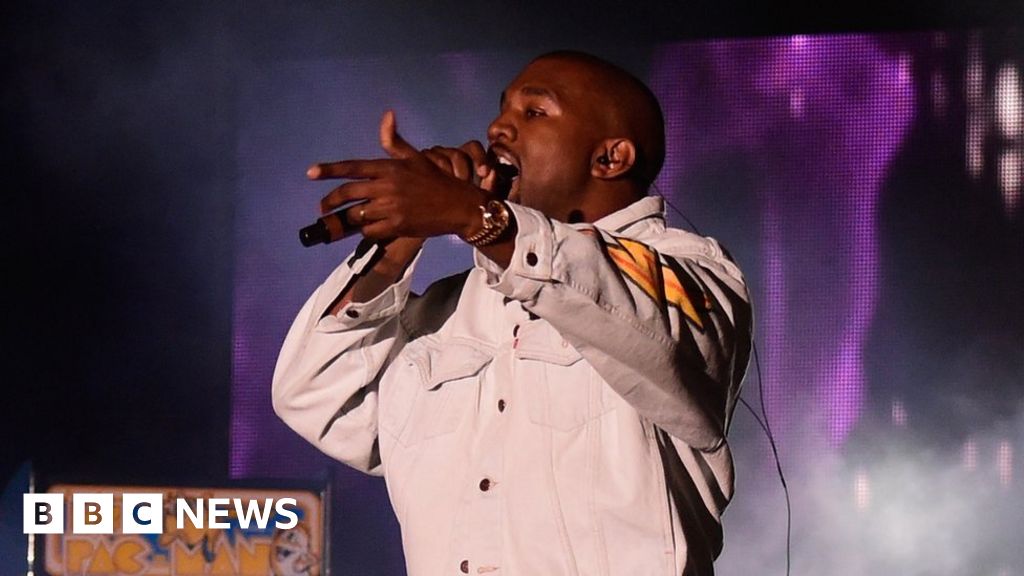 Kanye West's mic fail at Coachella - BBC News