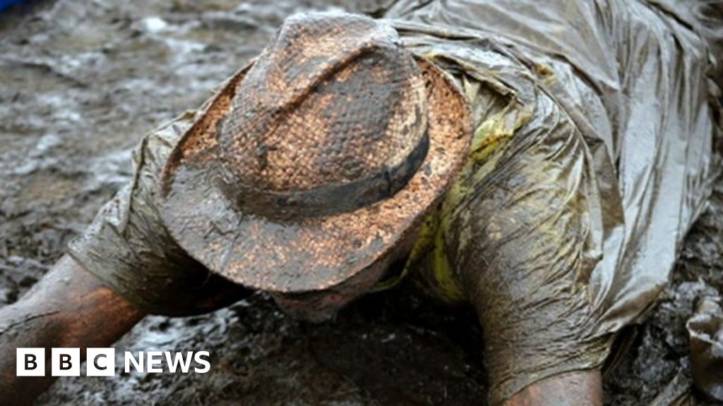 Clean-up after V Festival mudbath in Staffordshire - BBC News