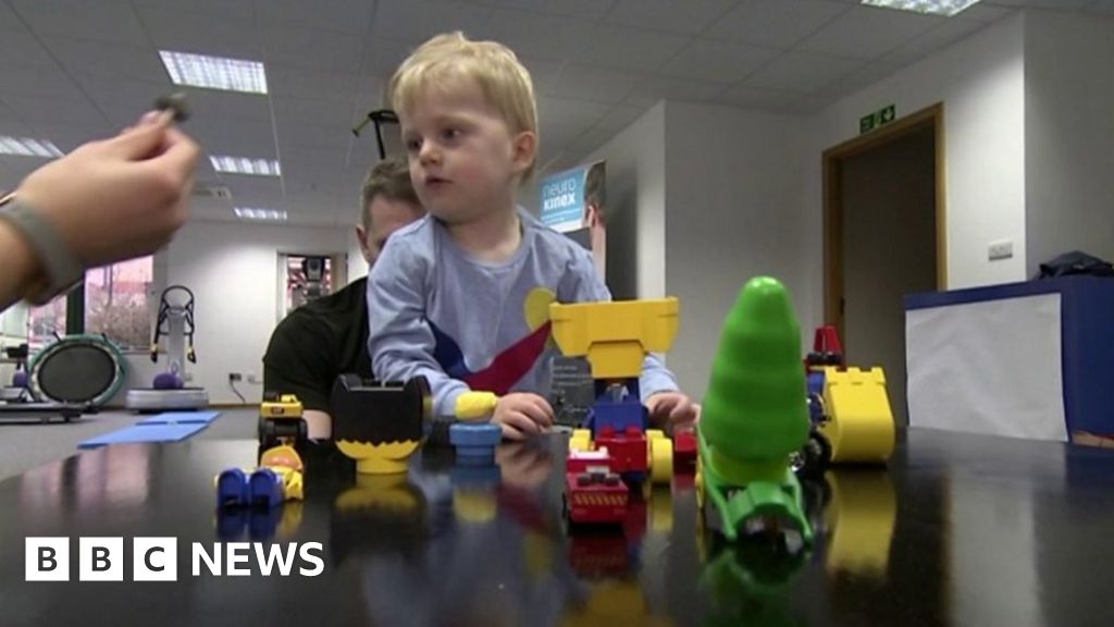 The two-year-old boy beating paralysis - BBC News
