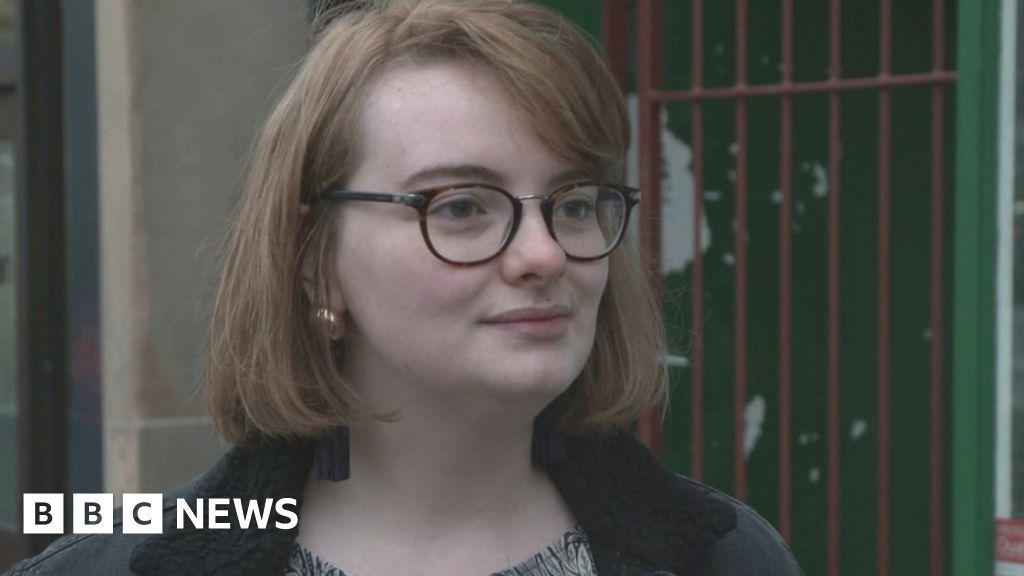 Dunblane woman's anger at plans for gun shop next to school - BBC News