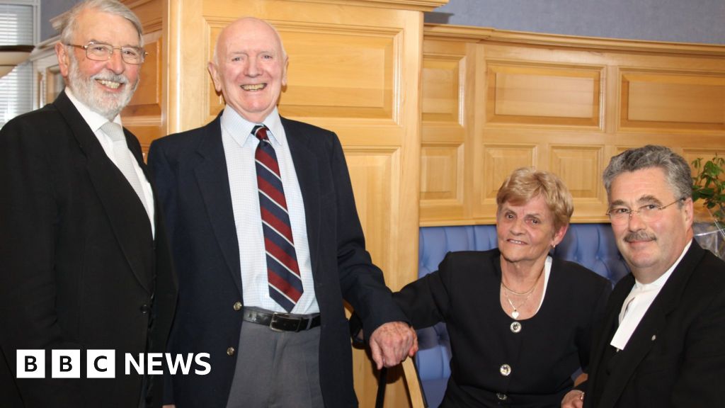 Laxey crash: Tynwald tribute for 'proud' Messengers - BBC News