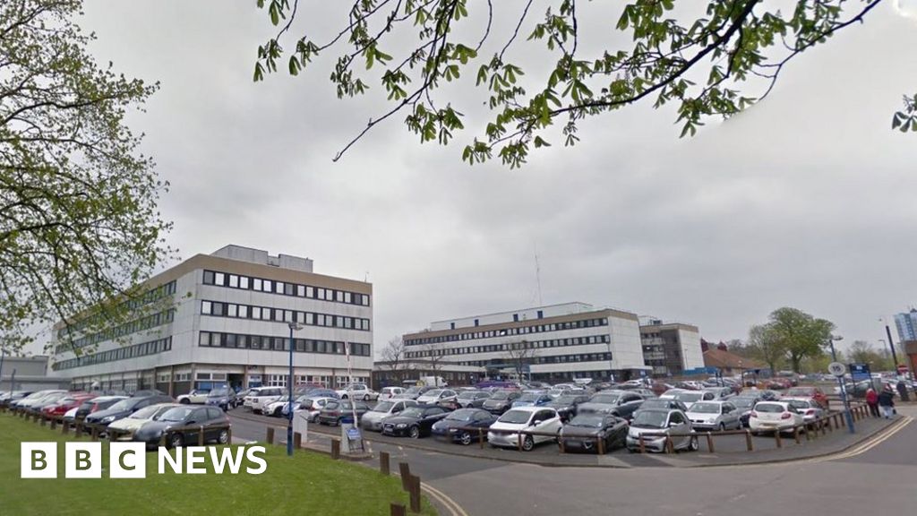 NHS warned over Wolverhampton whistle-blowing report - BBC News