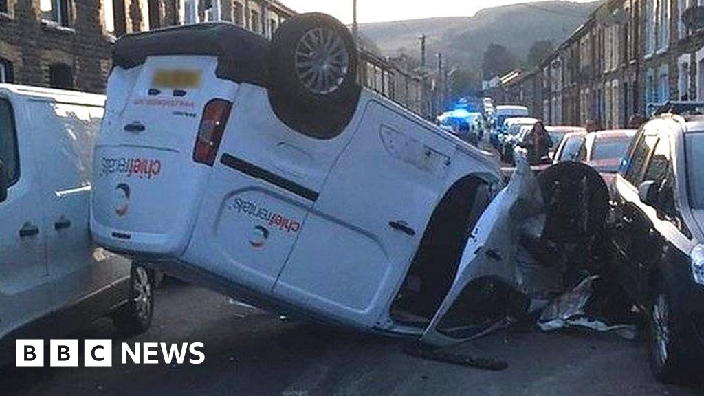 Pentre: Van crashing onto roof caught on camera