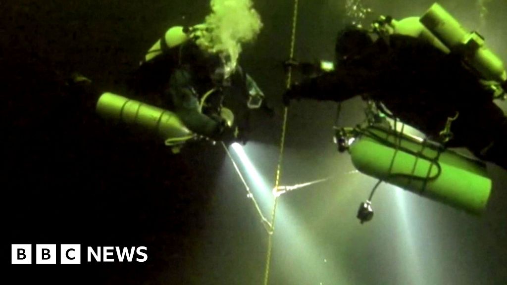 Filming 'world's deepest' under-ice dive - BBC News