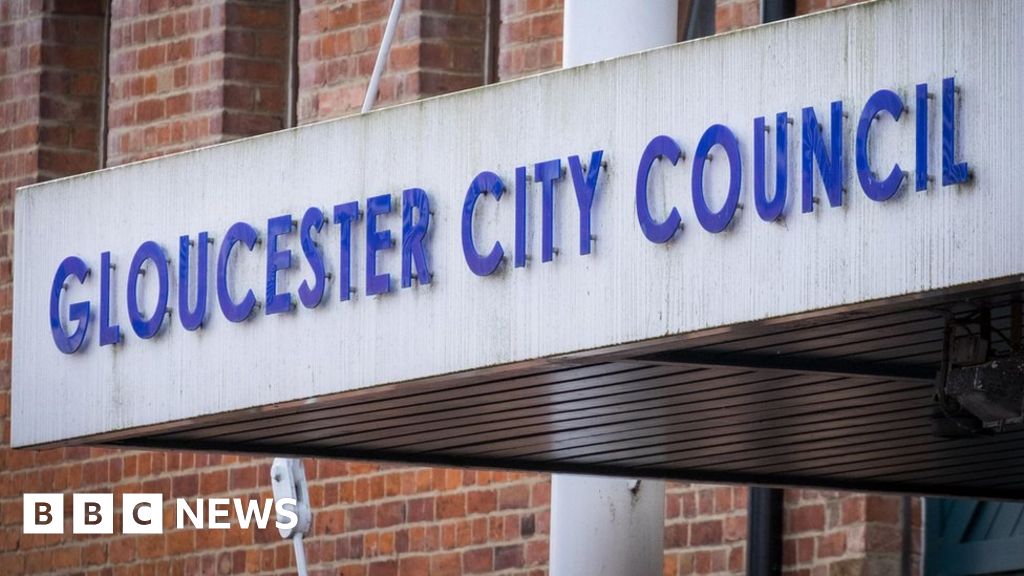 Gloucester City Council vote to give themselves pay rise - BBC News
