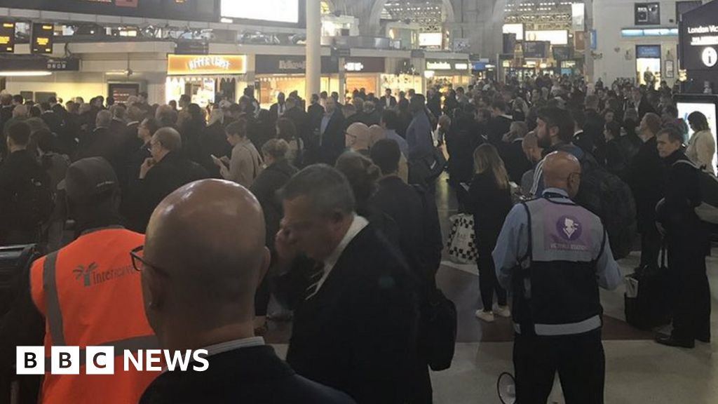 London Victoria power failure leaves hundreds stranded - BBC News