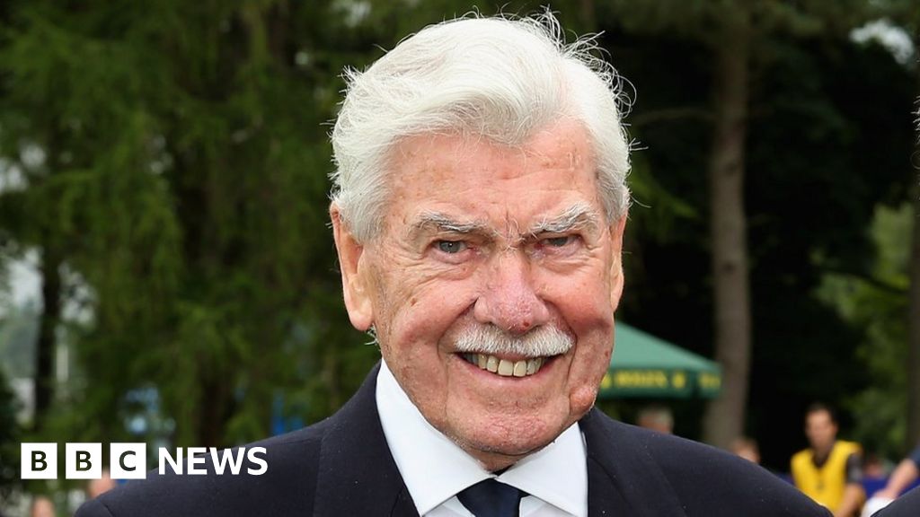 Scottish industrialist Lord Macfarlane dies aged 95 - BBC News