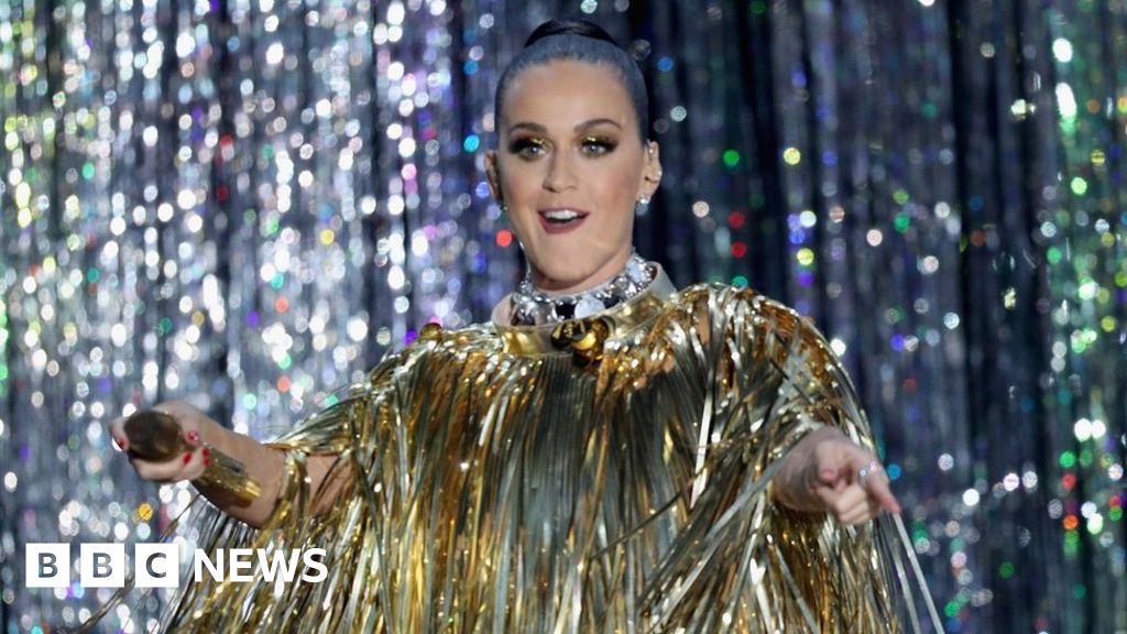 Twitter (including Katy Perry) reacts to Calvin's Taylor tweets - BBC News