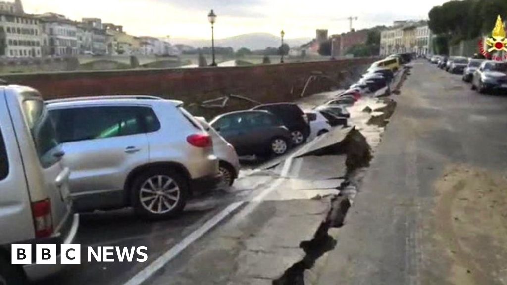 Huge sinkhole swallows cars in Florence - BBC News