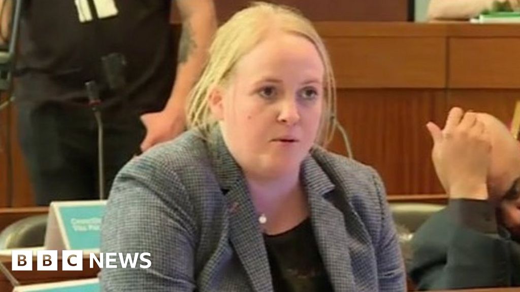 Oldham's new council leader vows to regain voters' trust - BBC News