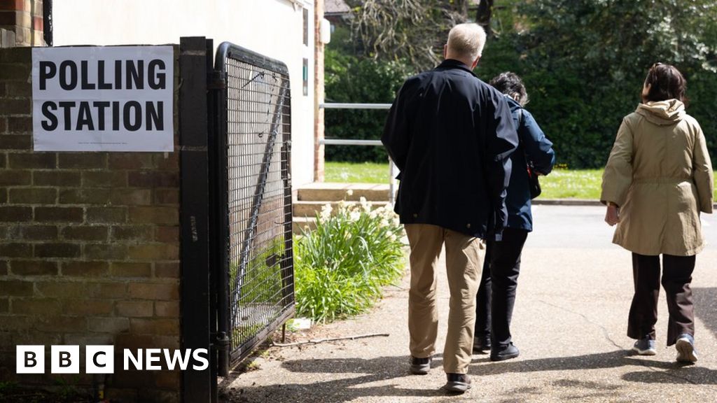 Council leaders elected after election changes - BBC News