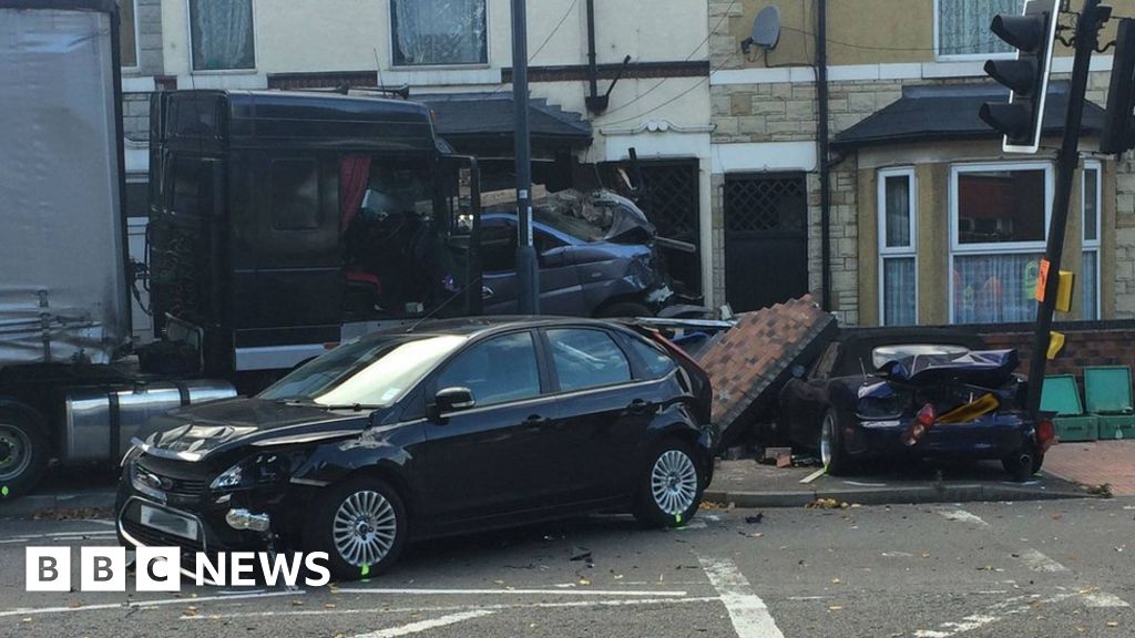 Derby family 'lost everything' in house lorry crash - BBC News
