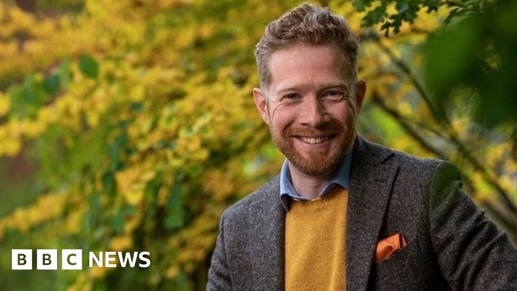 Zeb Soanes becomes Norwich Puppet Theatre patron - BBC News