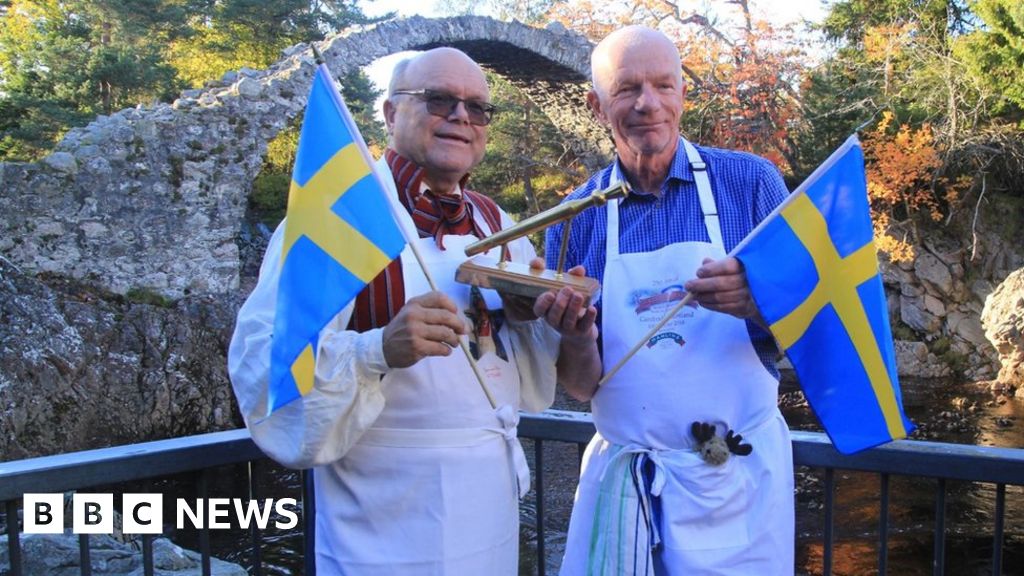 Stir wars: Two Swedes share Golden Spurtle for porridge making - BBC News