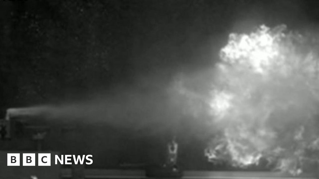 'Sticky chains' dampen fuel explosions - BBC News