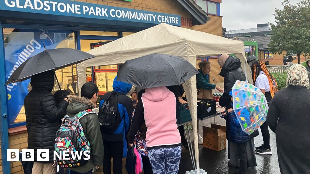 Peterborough community breakfast club feeding over 200 kids - BBC News