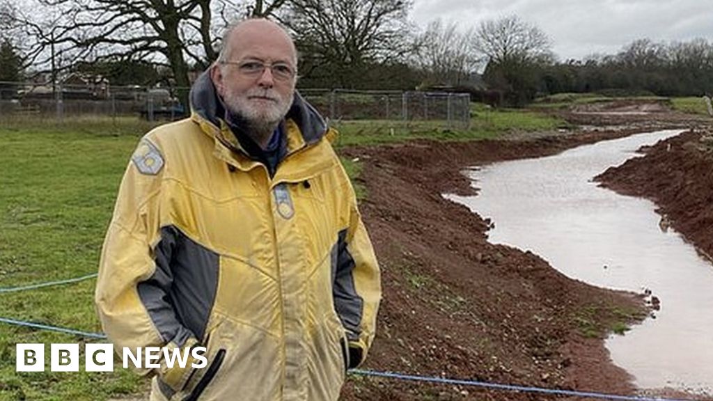 Volunteers plan to restore lost canal route in Malswick - BBC News