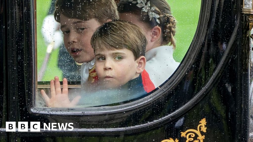 Coronation procession returns to Buckingham Palace