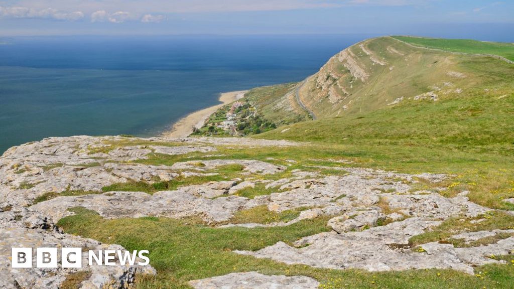 Llandudno cliff fall victim was teenager from Stockport - BBC News
