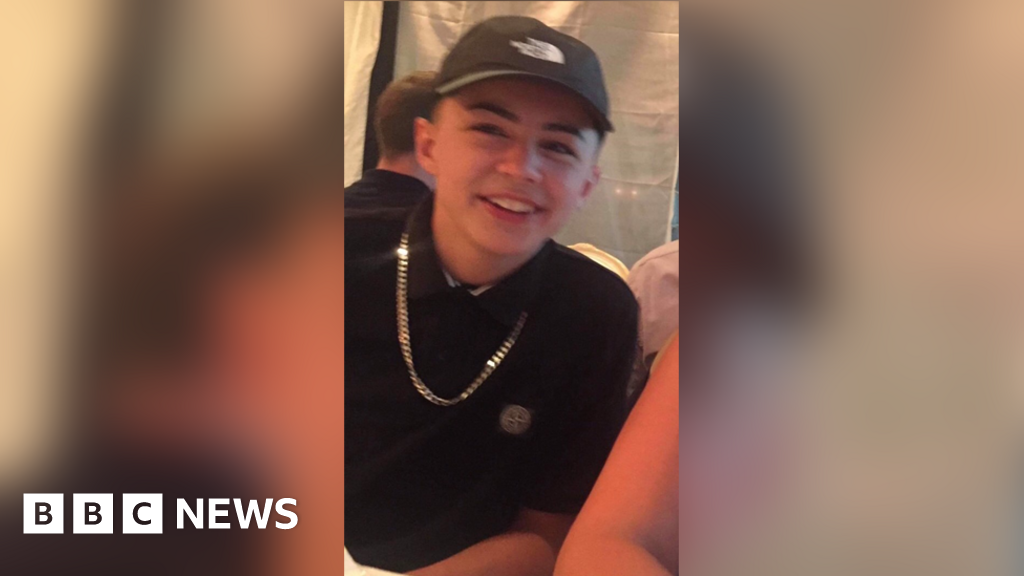 Barry docks murder: Family pays tribute to Harry Baker - BBC News