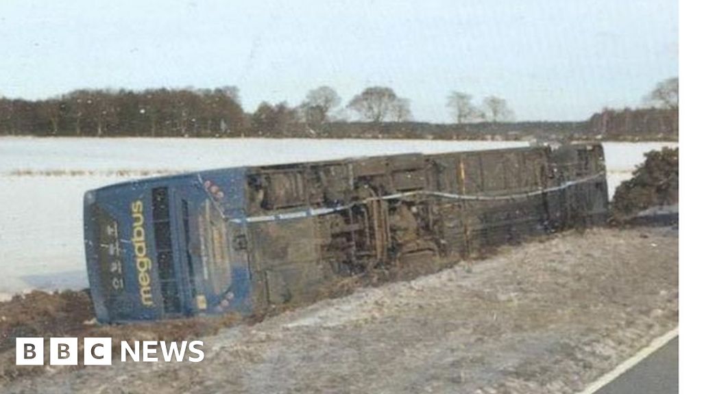 Three people taken to hospital after Aberdeenshire bus crashes - BBC News