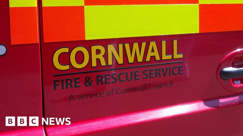 Fire crews deal with Bodmin blaze - BBC News