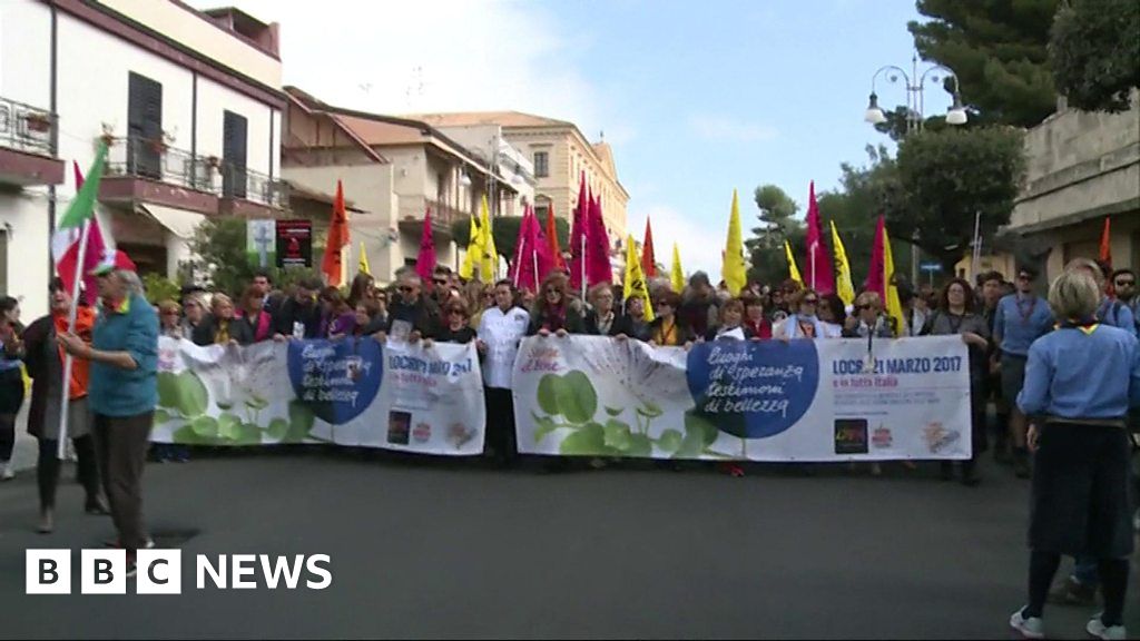 Italians protest in mafia stronghold of Locri - BBC News