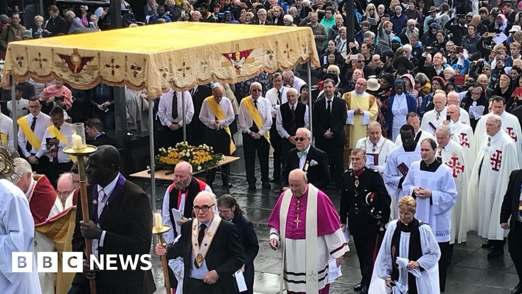 Liverpool Catholic procession draws 10,000 people - BBC News