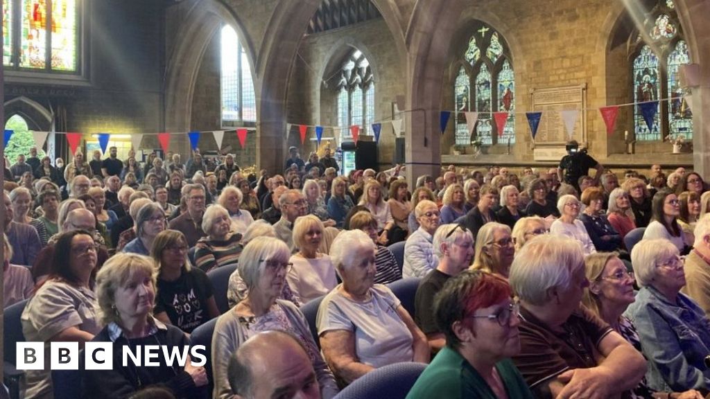 Kettering Conference Centre closure meeting attracts hundreds - BBC News