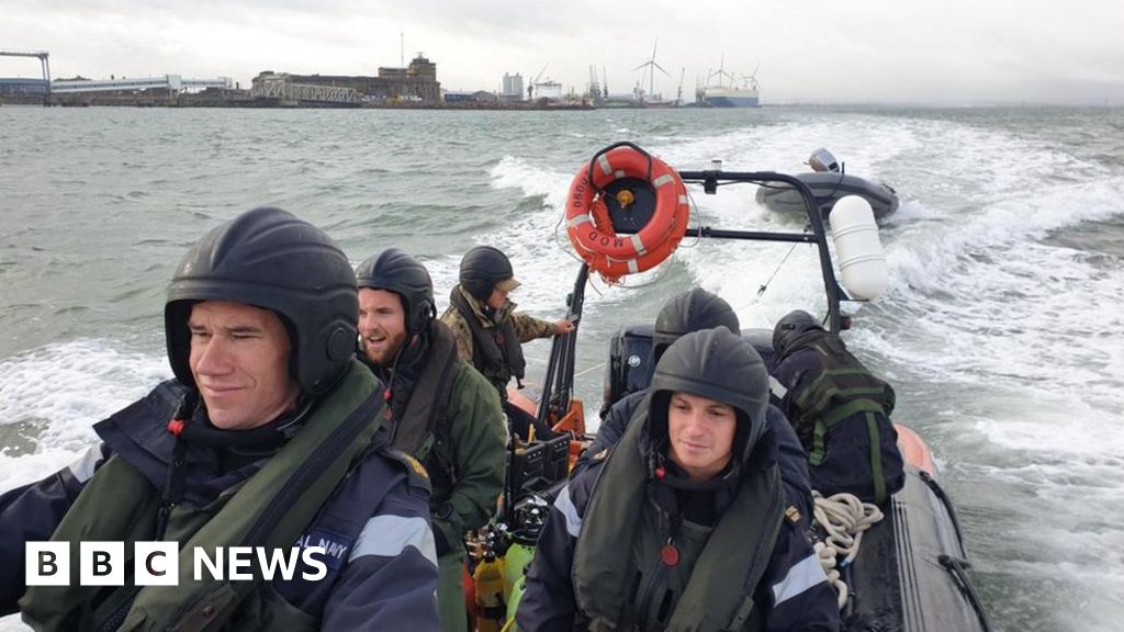Navy divers destroy WW2 bomb found in 17th Century warship
