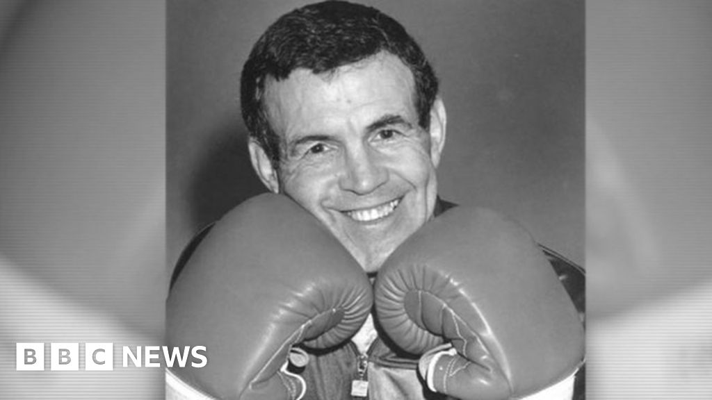 Freedom honour for former boxer David 'Dai' Dower - BBC News