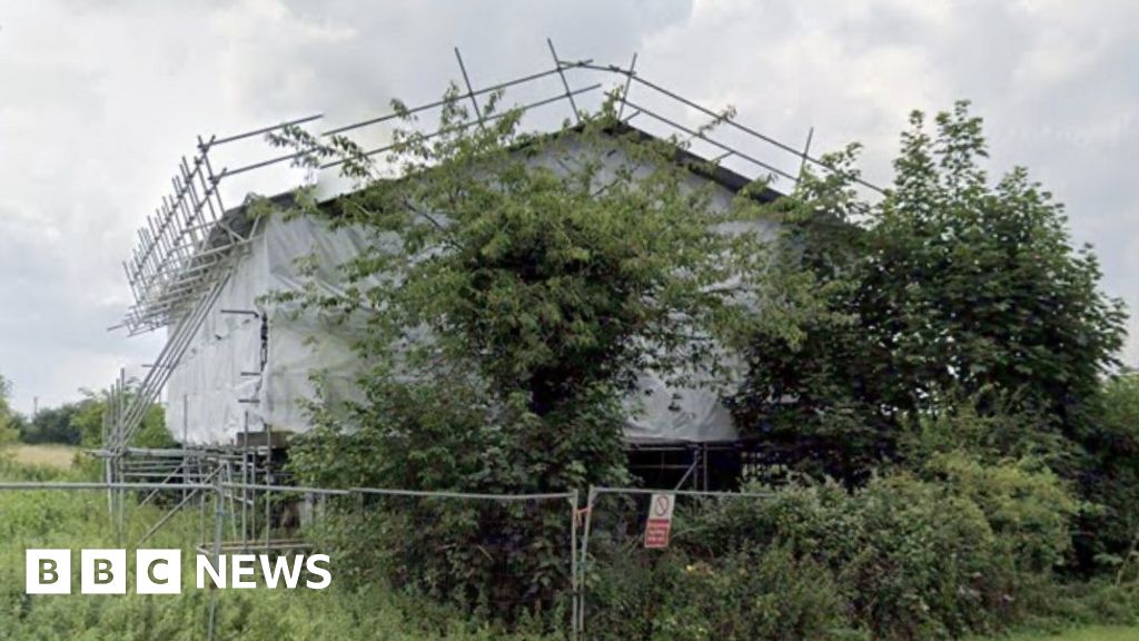 Folkingham: Ruined cottage to be auctioned to recover costs - BBC News