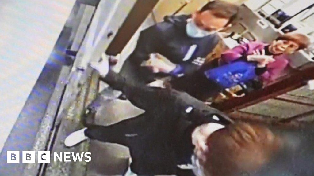 Masked men destroy printers at controversial Hong Kong newspaper - BBC News