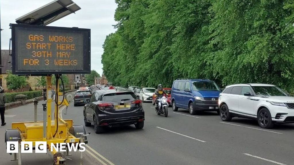 York Lord Mayor's Walk partially closed for gas pipe repairs - BBC News