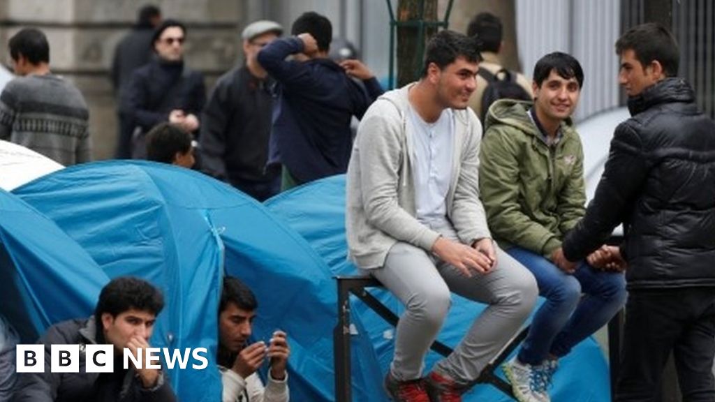 France migrants: Rise in people sleeping rough in Paris - BBC News