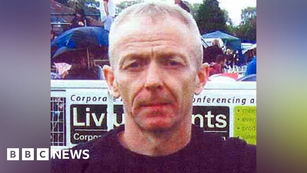 Leeds murder police in hunt for victim's husband - BBC News