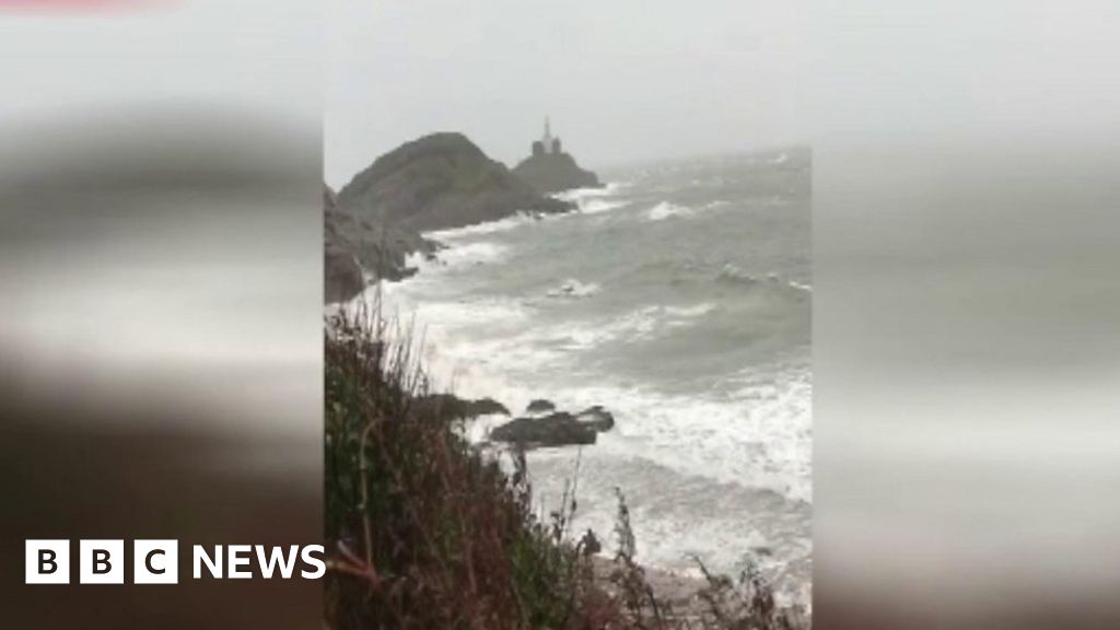Storm Callum: High winds cause large waves on Mumbles coast - BBC News
